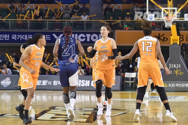 [루키 프리뷰] 1R 50분 혈투의 복수전, 신한은행 VS KB스타즈
