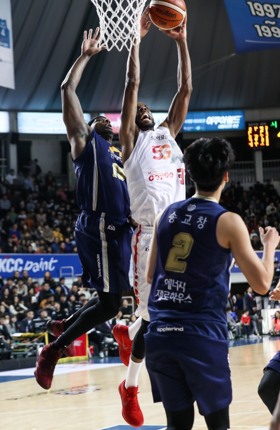 ‘헤인즈 시즌 최다 25점’ SK, KCC 꺾고 6연패 탈출