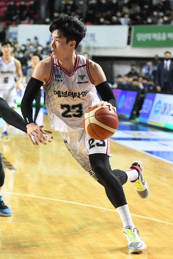 '전성현 짜릿한 결승포' KGC, KCC 물리치며 2연패 탈출