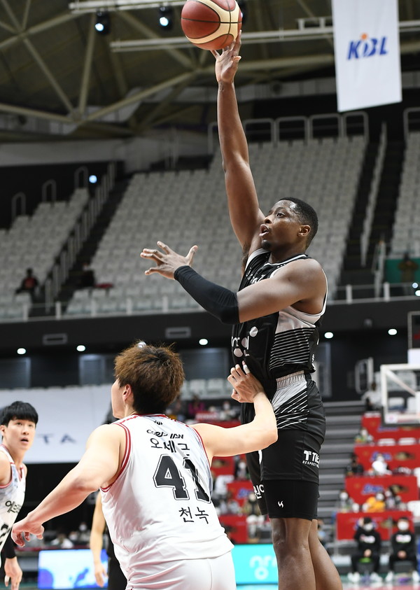 '4인방 다 터졌다' KT, 파죽지세 KGC 제압... 5연승 질주