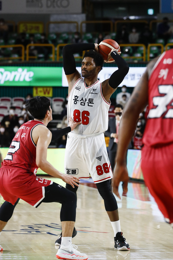 ‘먼로 4Q 대활약’ KGC, LG 상대 역전승... 시즌 4승 수확