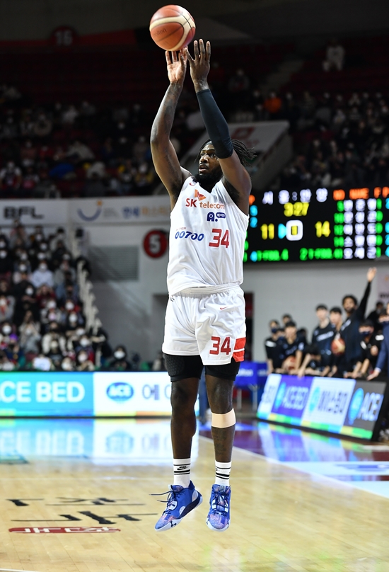 ‘워니 32P 12R’ SK, 혈투 끝에 KGC인삼공사 제압