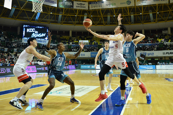 '후반의 강자' SK, KCC에 역전승