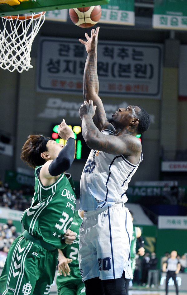 ‘라건아-이승현 트윈타워 맹활약’ KCC, 6위 넘보는 DB에 6연패 선사