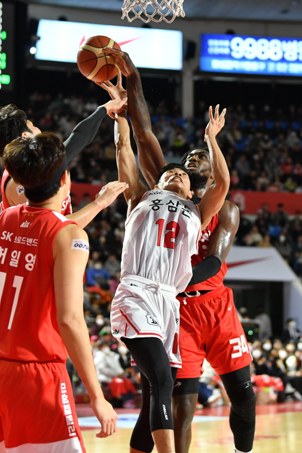 '역전의 명수' SK, 14점차 뒤집고 KGC 꺾으며 3연승 이어가