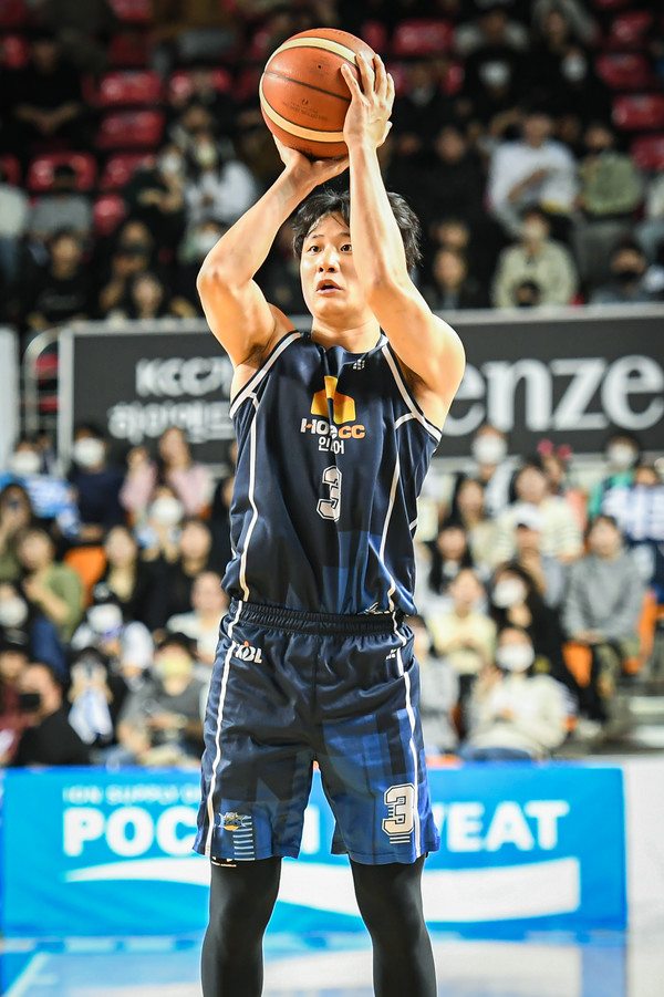 ‘허웅 결승 자유투’ KCC, 연장 접전 끝 KT 6연패 빠뜨리며 PO 진출 확정