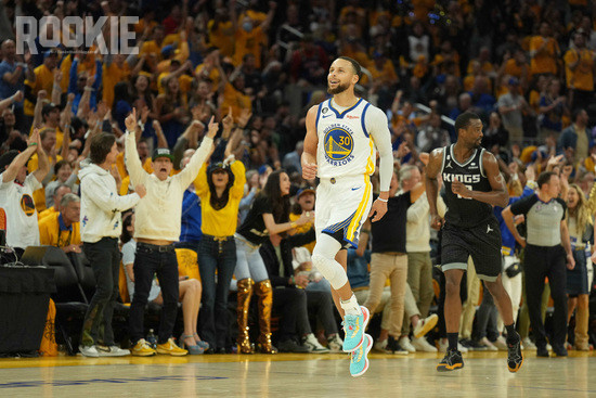 '커리 32점 신바람' GSW, 천신만고 끝에 4차전 잡고 시리즈 원점 돌려