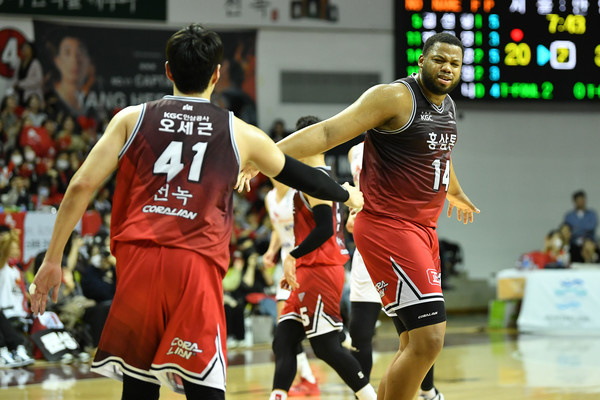 '김선형-워니 철벽 봉쇄' KGC, 2차전 잡고 챔프전 원점 돌려... SK 16연승 마감