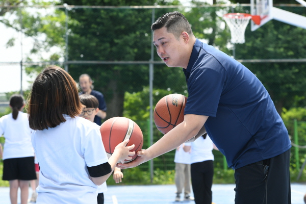 DMZ도 뚫고 들어간 'KBL의 찾아가는 농구교실'