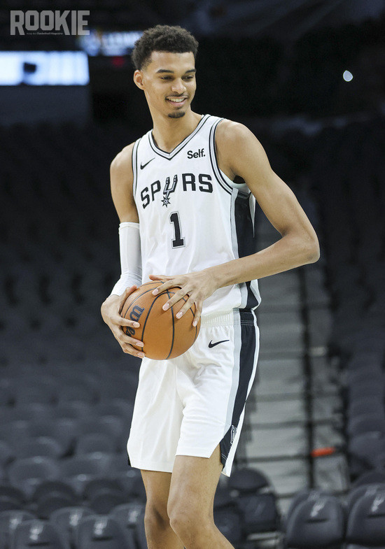 샌안토니오, 226cm 특급 신인 웸반야마 센터 아닌 파워포워드로 기용한다