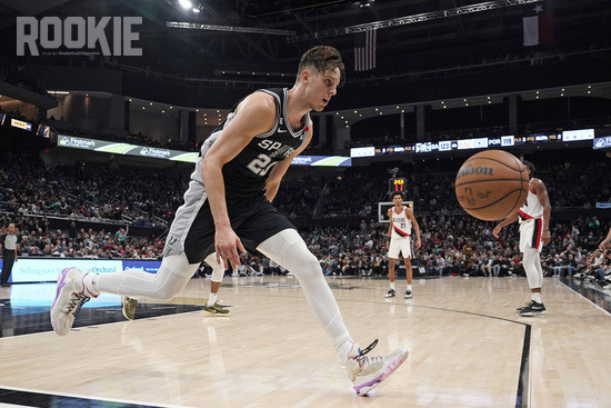 샌안토니오, 226cm 특급 신인 웸반야마 센터 아닌 파워포워드로 기용한다