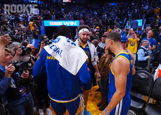 FA 앞둔 GSW 왕조 멤버 클레이 탐슨의 연장 계약, 큰 장애물 있다?