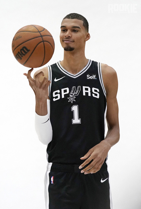 "웸반야마? 다른 선수랑 다르지 않아요" 226cm 특급 신인 맞이한 NBA 최고 명장