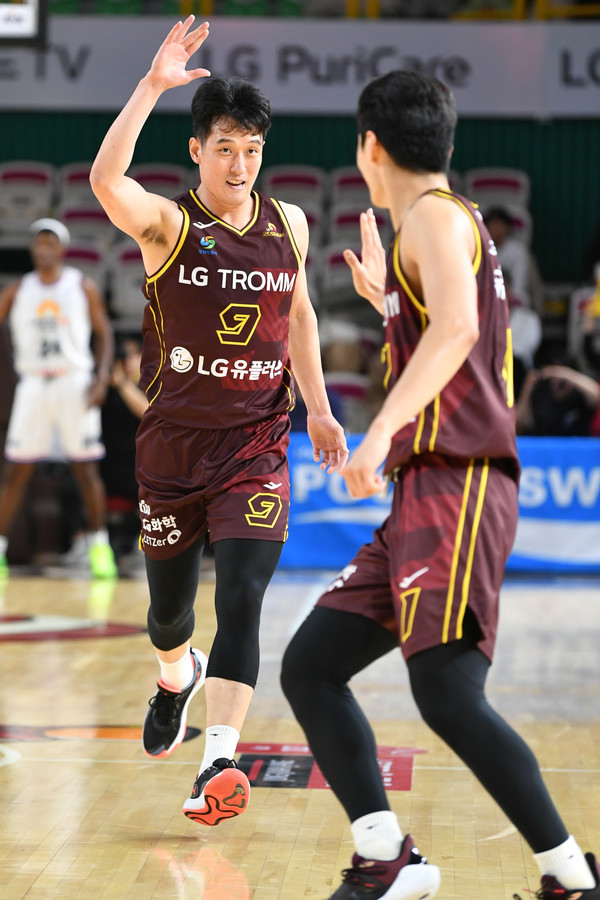 숙제였던 3점슛 대폭발한 LG, KCC 완전히 제압하며 5연승 질주