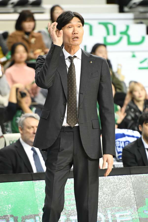 DB 김주성 감독 "수비에서의 자신감이 공격으로 연결됐다" - Kollo