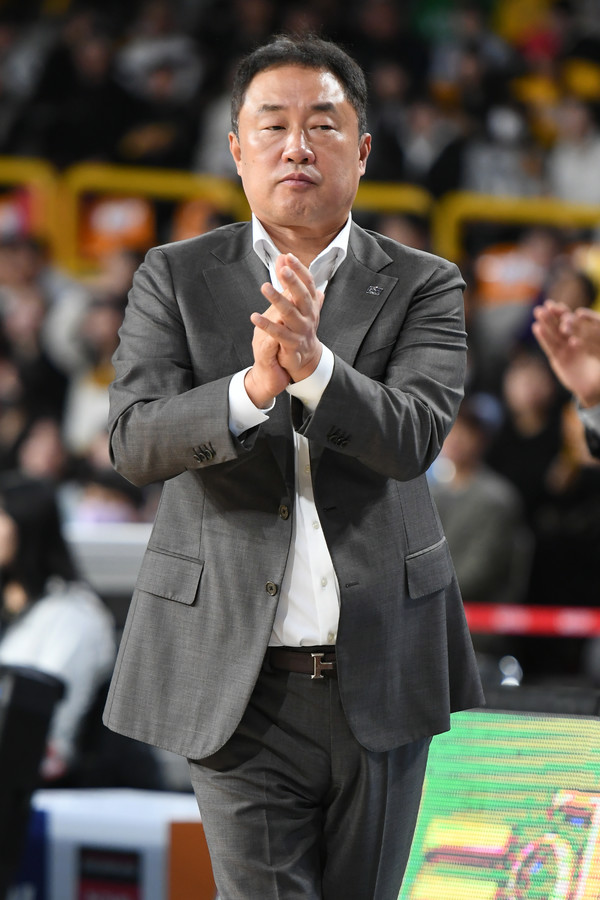 KCC 전창진 감독 "빅 라인업, 아직 멀었다" - Kollo