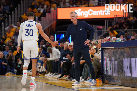 ‘여전히 5할 승률 아래’ GSW 스티브 커 감독 “선발 라인업 바꿀 수도” - Kollo