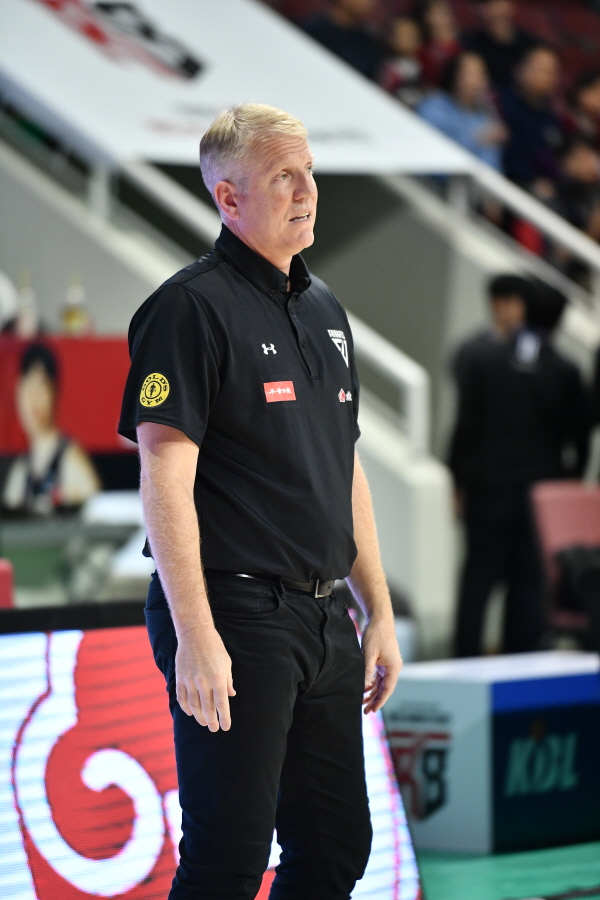 [EASL] 치바 존 패트릭 감독 "토가시 유키, 특별한 선수" - Kollo