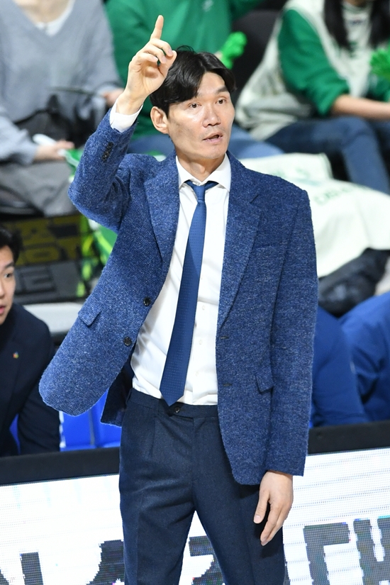 DB 김주성 감독 “두경민, 아직 코트 적응 시간 더 필요해” - Kollo