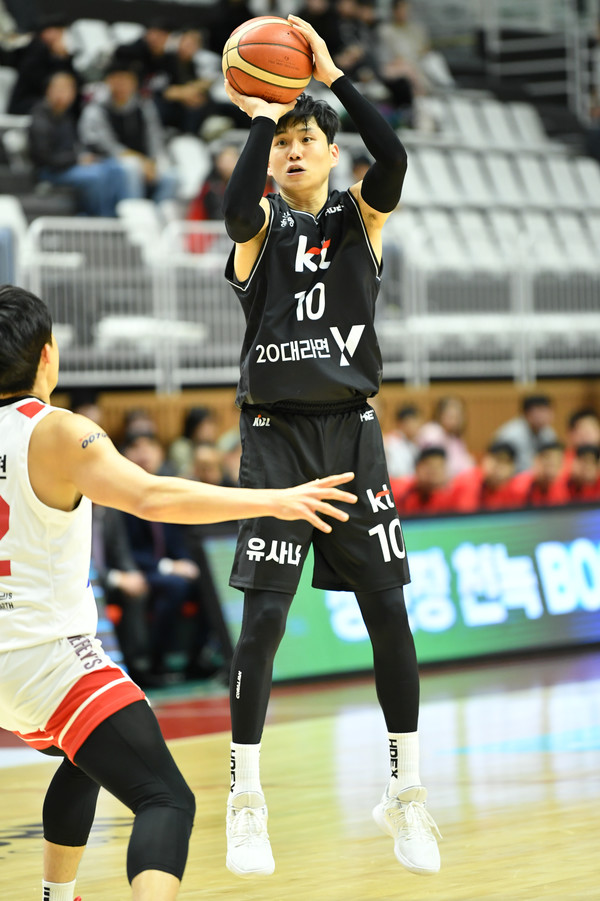 '캡틴의 3점슛 2개 성공 = 전승' KT의 기분 좋은 새 승리 공식? - Kollo