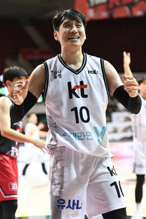 "오늘은 마음 먹고 쐈습니다" 3점슛 4개로 친정 울린 KT 캡틴 문성곤 - Kollo