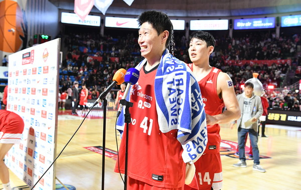 ‘13득점’ SK 오세근 “팀에 천천히 녹아들고 있다” - Kollo