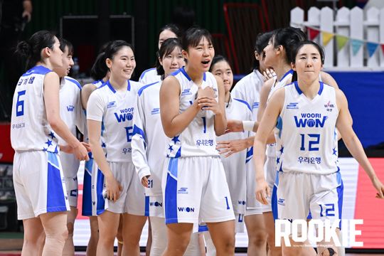 [포토] 우리은행 59:56으로 승리, WKBL 최초 500승 달성!