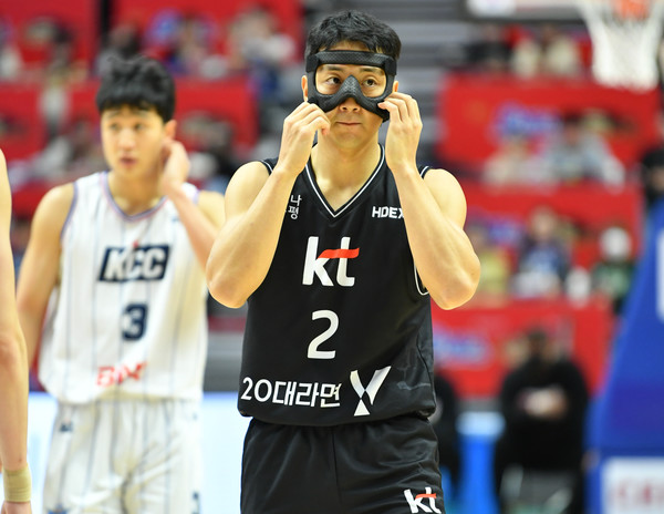 “혼자 전략적이었죠” 복귀전 치른 KT 허훈이 KCC 허웅을 속인 사연은? - Kollo