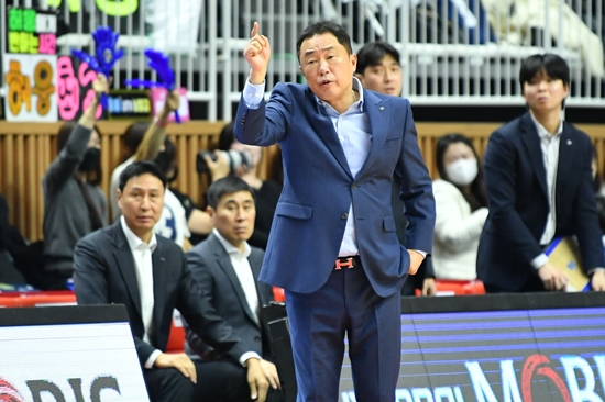 “알리제 존슨의 KBL 적응” KCC 전창진 감독의 새해 소원 - Kollo