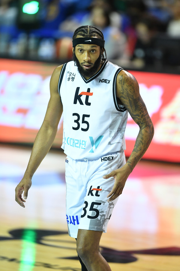 "배스가 3R MVP다" 허훈-송영진 감독의 '엄지 척'