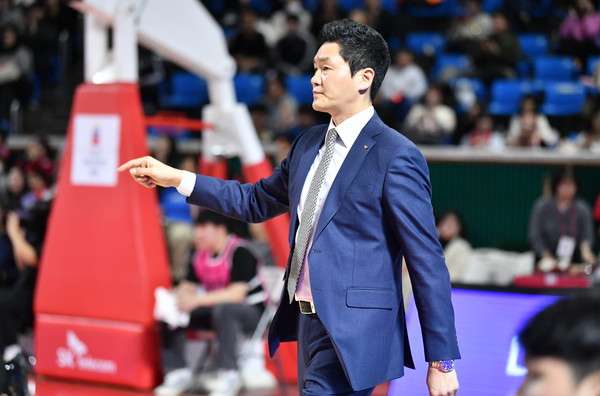 [게임브리핑] KB 김완수 감독 “새깅 수비당하는 선수들, 꼭 넣겠다고 하더라” - Kollo