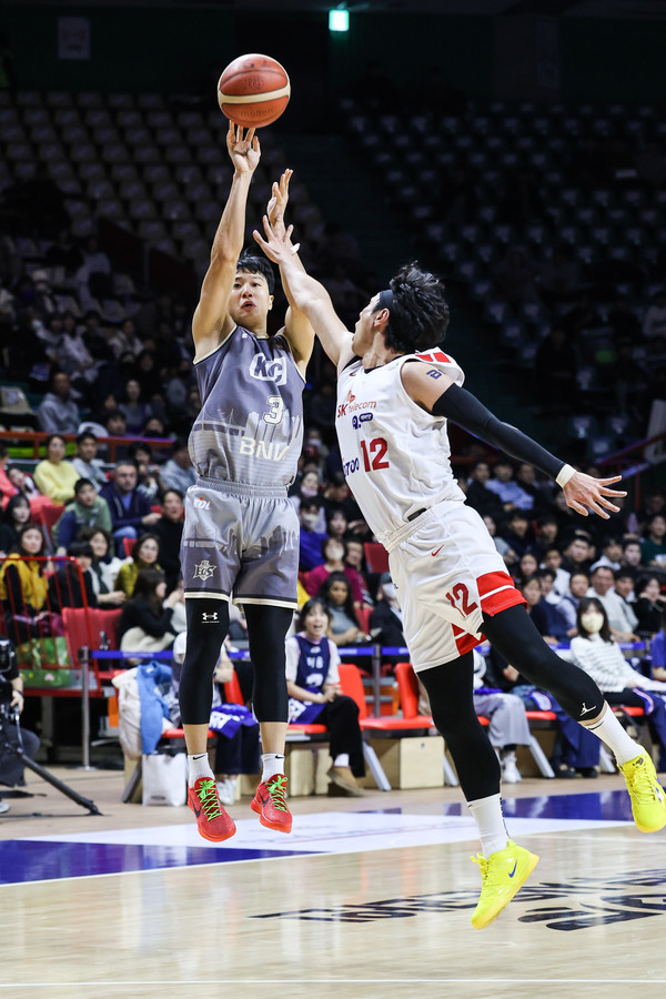 허웅-라건아 콤비 앞세운 KCC, SK 13연승 도전 저지