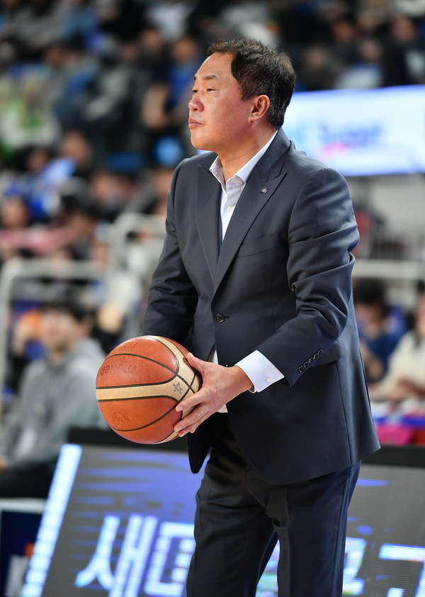 주춤한 존슨 향한 전창진 감독의 메시지 "본인이 이겨내야 한다" - Kollo