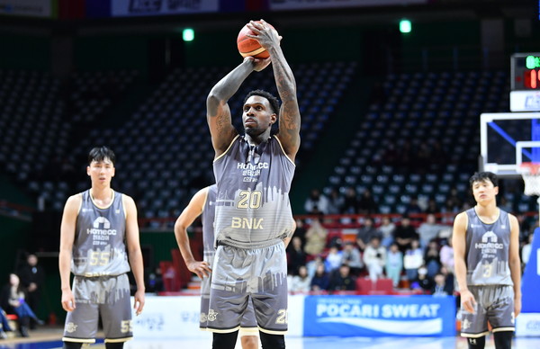 라건아가 생각한 송교창 "KBL의 카와이 레너드, KCC의 마지막 조각" - Kollo