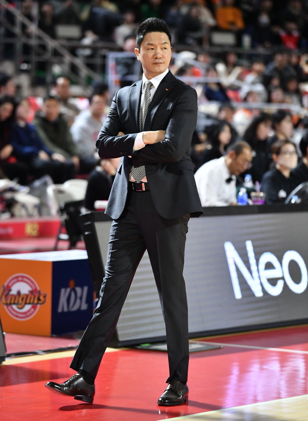 “연패를 끊었어야 하는데 아쉽다” 역전패 허용한 SK 전희철 감독의 한숨 - Kollo