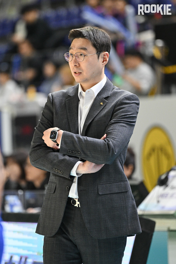 KB스타즈 김완수 감독 “김민정 관리 차원 결장” - Kollo