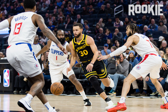 커리 41점 폭격에도 울었다... GSW, 감독 퇴장 LAC에 14점 리드에도 역전패