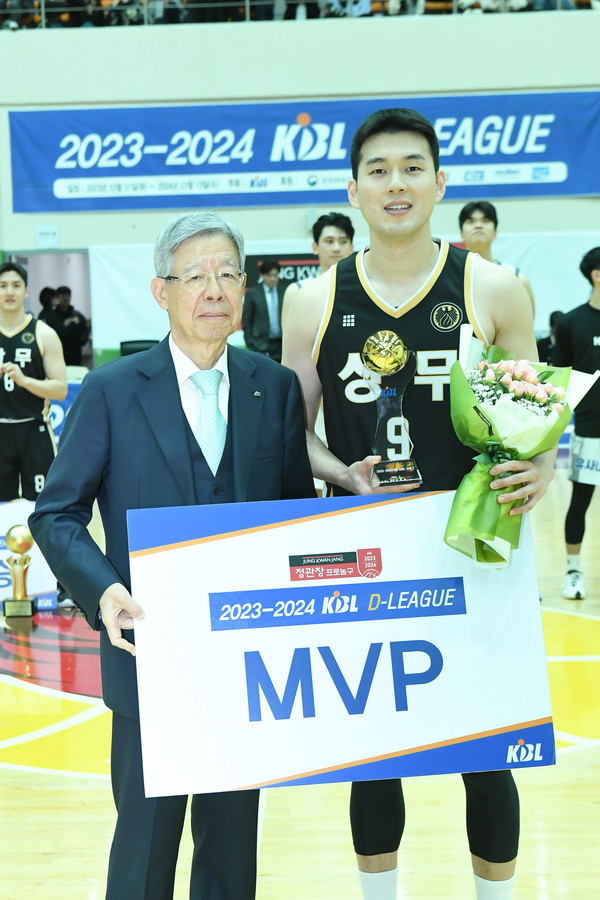 [D리그] 무적 상무 이끈 MVP 전현우 "쉬고 싶어도 같이 힘내서 운동해요"
