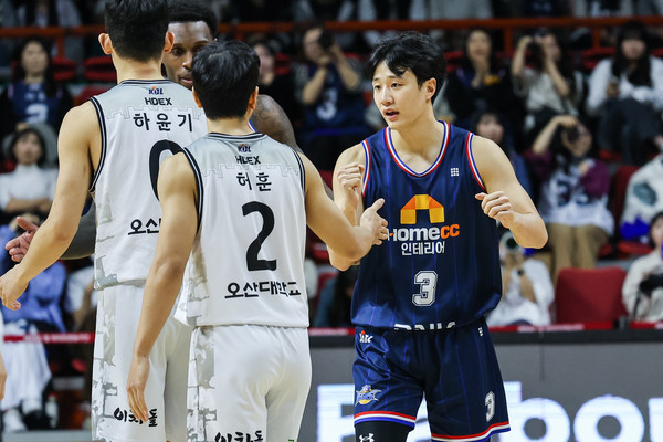 존슨의 융단폭격→시즌 최다 119점 폭발... KCC, 배스 외로웠던 KT 완파하고 PO행 자축