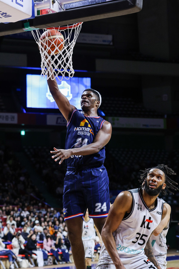 존슨의 융단폭격→시즌 최다 119점 폭발... KCC, 배스 외로웠던 KT 완파하고 PO행 자축