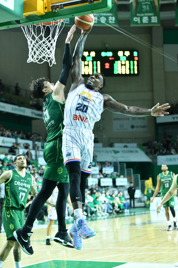 '업셋의 서막' KCC, 1위 DB 격파하고 1차전 기선제압