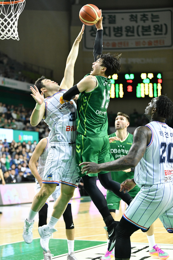 MVP 듀오 로슨-알바노 포효! 1위 위용 찾은 DB, KCC 질주 막고 시리즈 원점 돌려