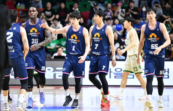 KBL 터줏대감 라건아의 포효... KCC, DB 꺾고 역대 최초 5위 챔프전 진출