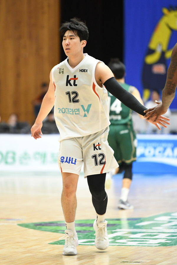 [24 KBL 컵] 알바노 정상 가드 격돌서 펄펄→이관희 시계 세리머니 작렬... DB, 컵대회 첫 우승
