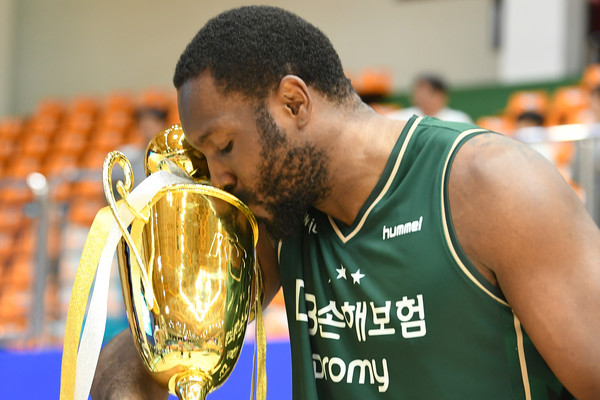 [24 KBL 컵] "적으로 만났던 DB, 약점 없었어요" MVP 수상으로 화려한 복귀 알린 오누아쿠