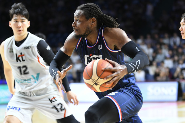 MVP 디온테 버튼, 40점 대폭격→위닝 블록슛, 완벽 복귀전 치렀다... KCC 감독 퇴장에도 KT 격파