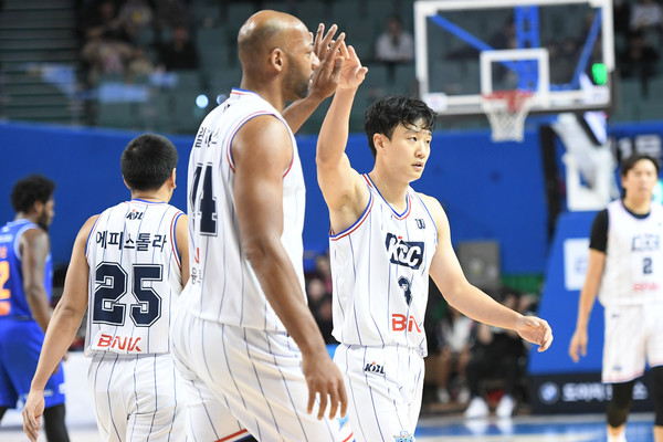 ‘허웅 2Q 13P 폭발!’ KCC, 삼성 꺾고 시즌 7승 달성