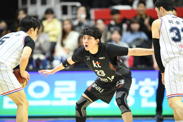 ‘박준영이 끝냈다!’ KT, 접전 끝 KCC 3연승 저지