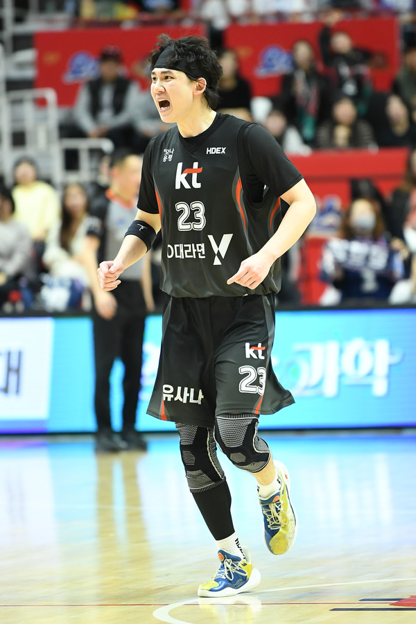 ‘박준영이 끝냈다!’ KT, 접전 끝 KCC 3연승 저지