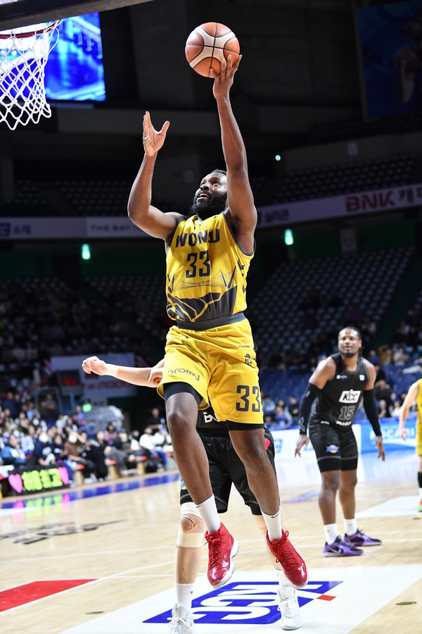 ‘오누아쿠 결승 덩크’ DB, KCC 맹추격 뿌리치며 승리